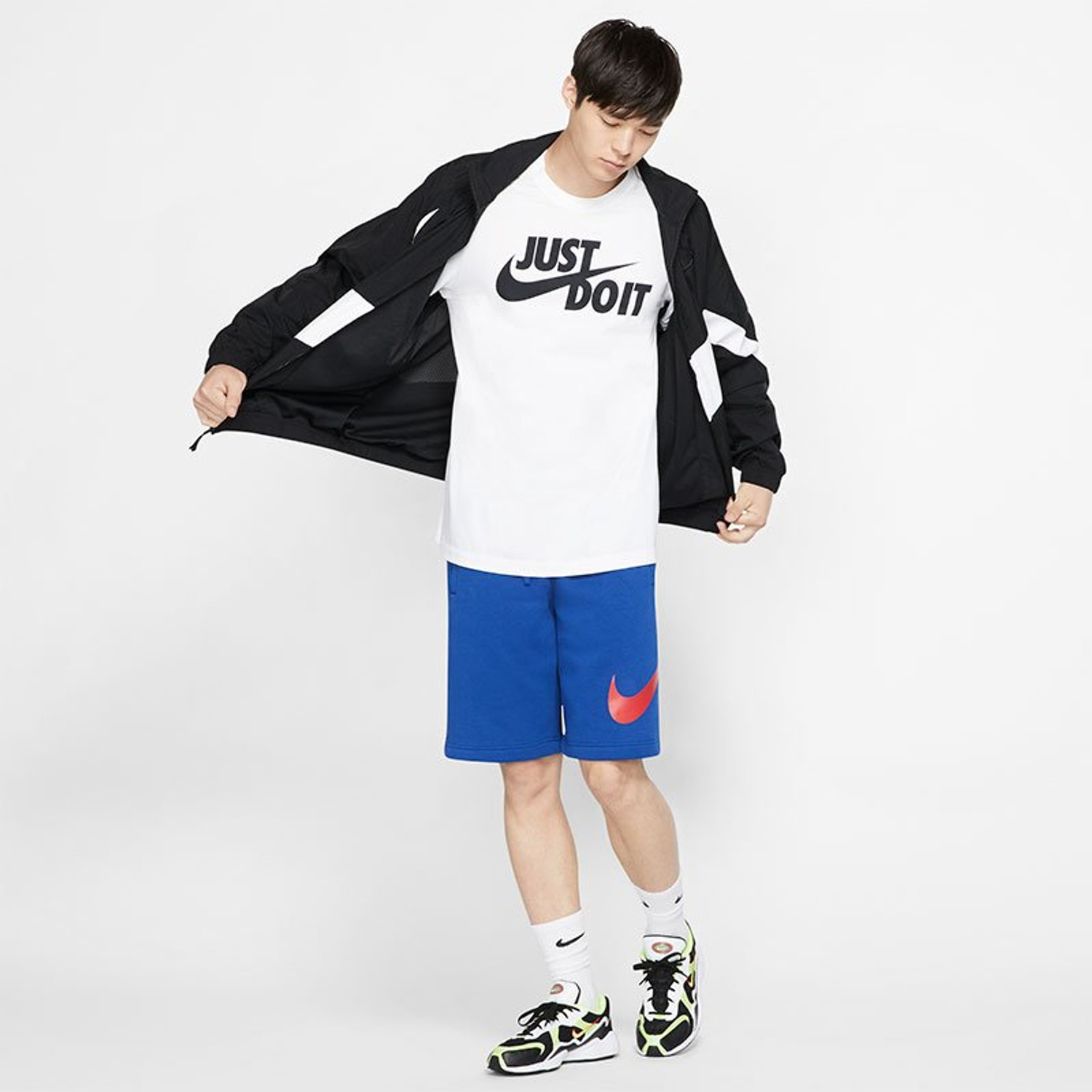 Nike Sportswear Club Just Do It Tee » TennisDirect.nl