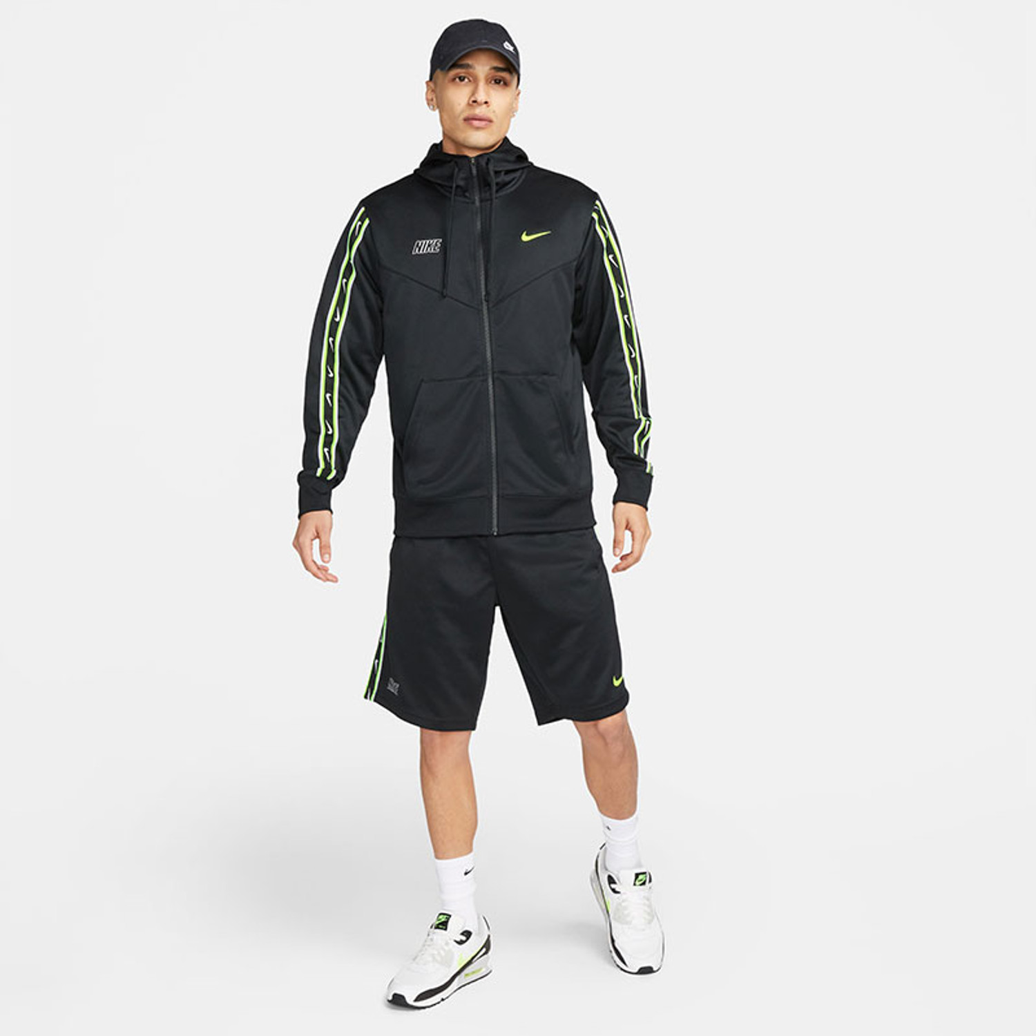 Nike Sportswear Repeat Trainingspak | Bij VoetbalDirect.nl