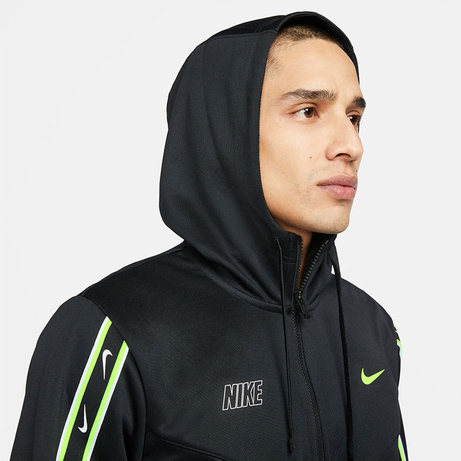 Nike Sportswear Repeat Trainingspak | Bij VoetbalDirect.nl