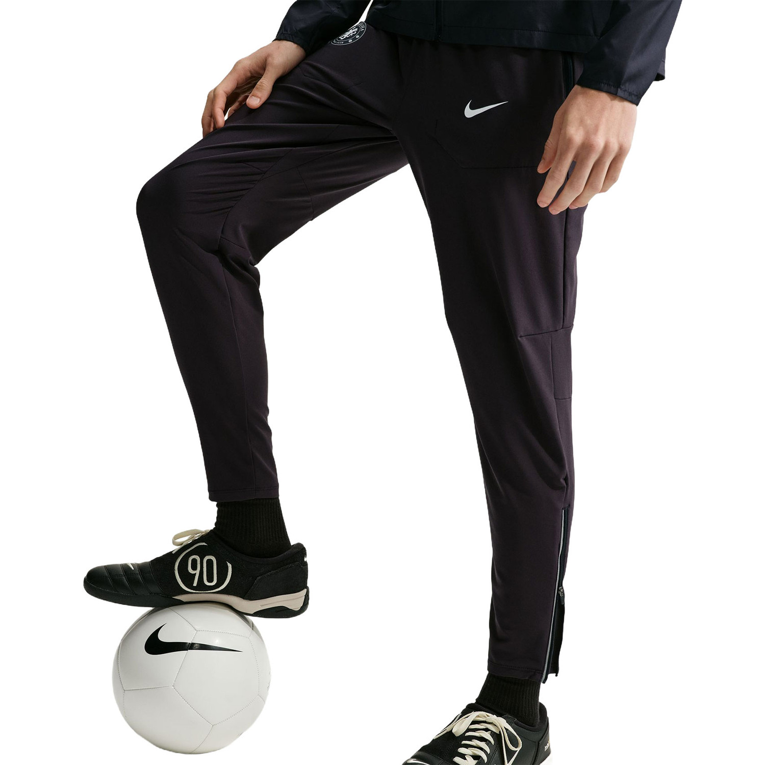 Nike Chelsea City Side Running Pant 2026/2027 | Bij VoetbalDirect.nl